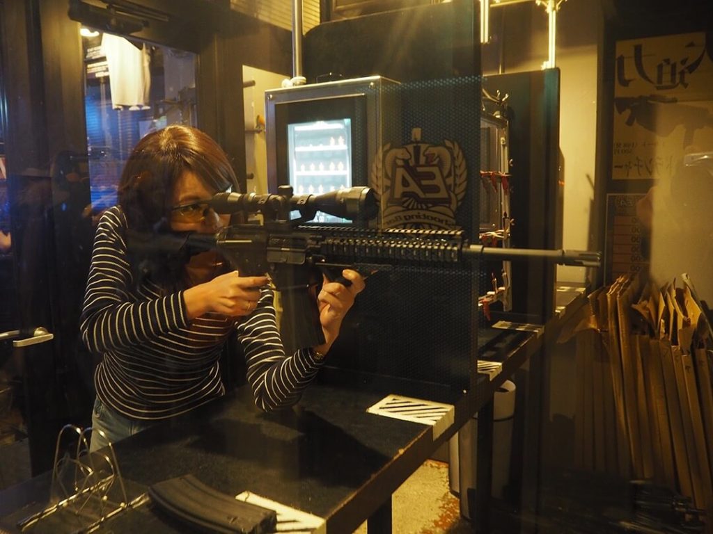 飲んで撃ってストレス発散。吉祥寺のシューティングバーにハマる | Shooting Bar EA | Harumari TOKYO