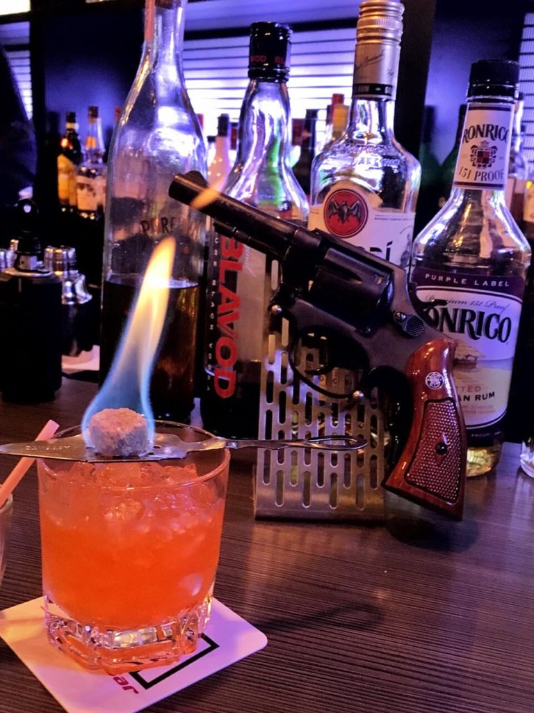 飲んで撃ってストレス発散。吉祥寺のシューティングバーにハマる | Shooting Bar EA | Harumari TOKYO