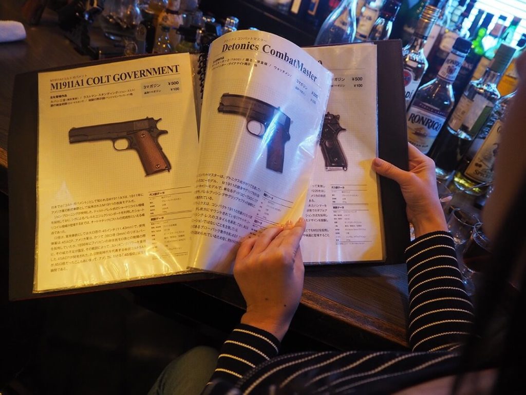 飲んで撃ってストレス発散。吉祥寺のシューティングバーにハマる | Shooting Bar EA | Harumari TOKYO