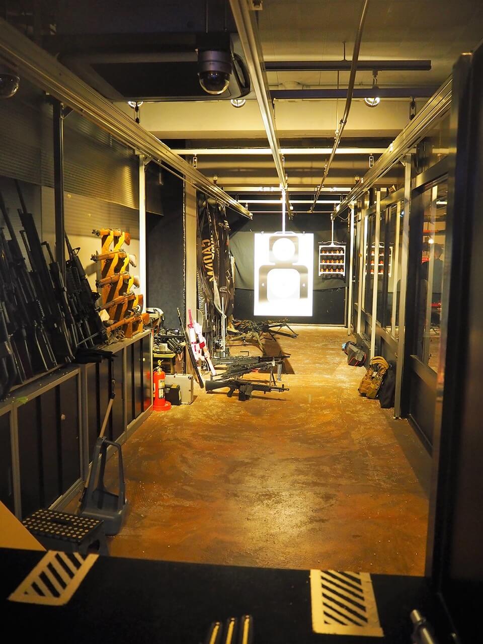 飲んで撃ってストレス発散。吉祥寺のシューティングバーにハマる | Shooting Bar EA | Harumari TOKYO