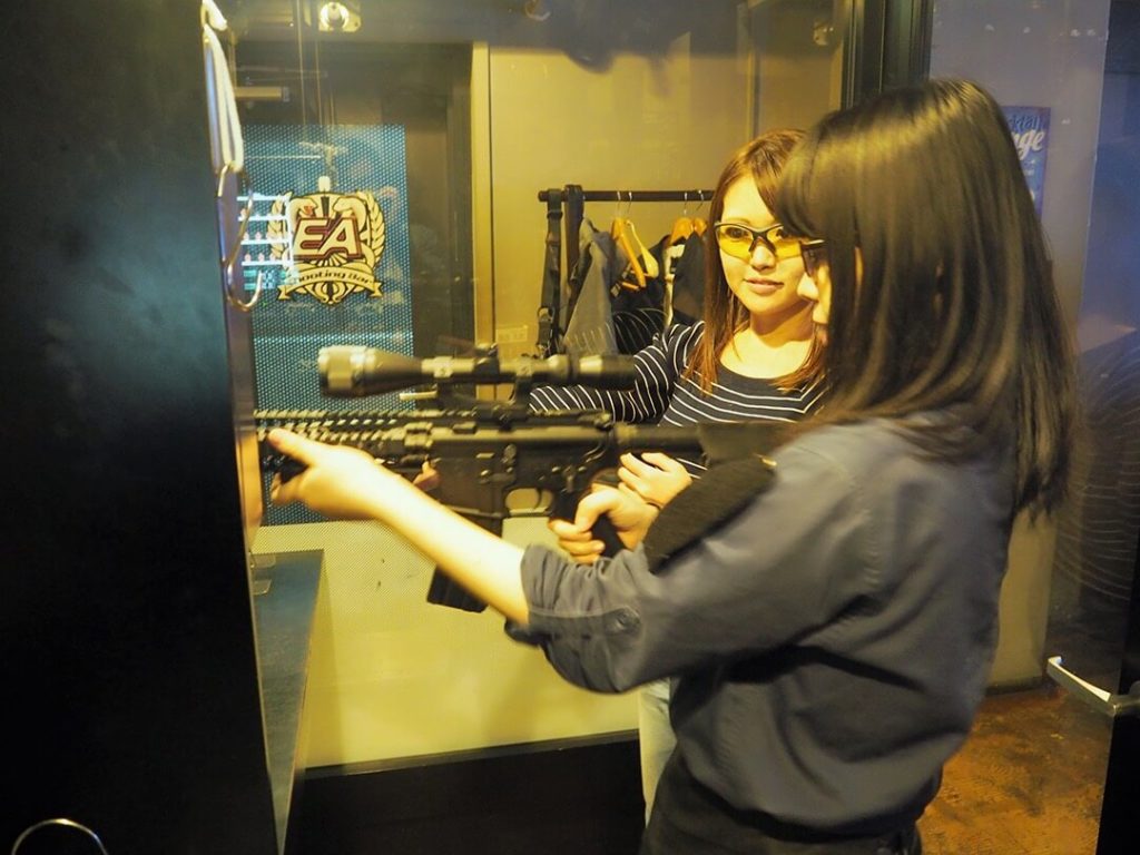 飲んで撃ってストレス発散。吉祥寺のシューティングバーにハマる | Shooting Bar EA | Harumari TOKYO